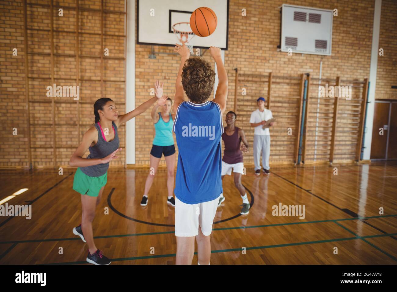 Determined high school kids playing basketball Stock Photo - Alamy