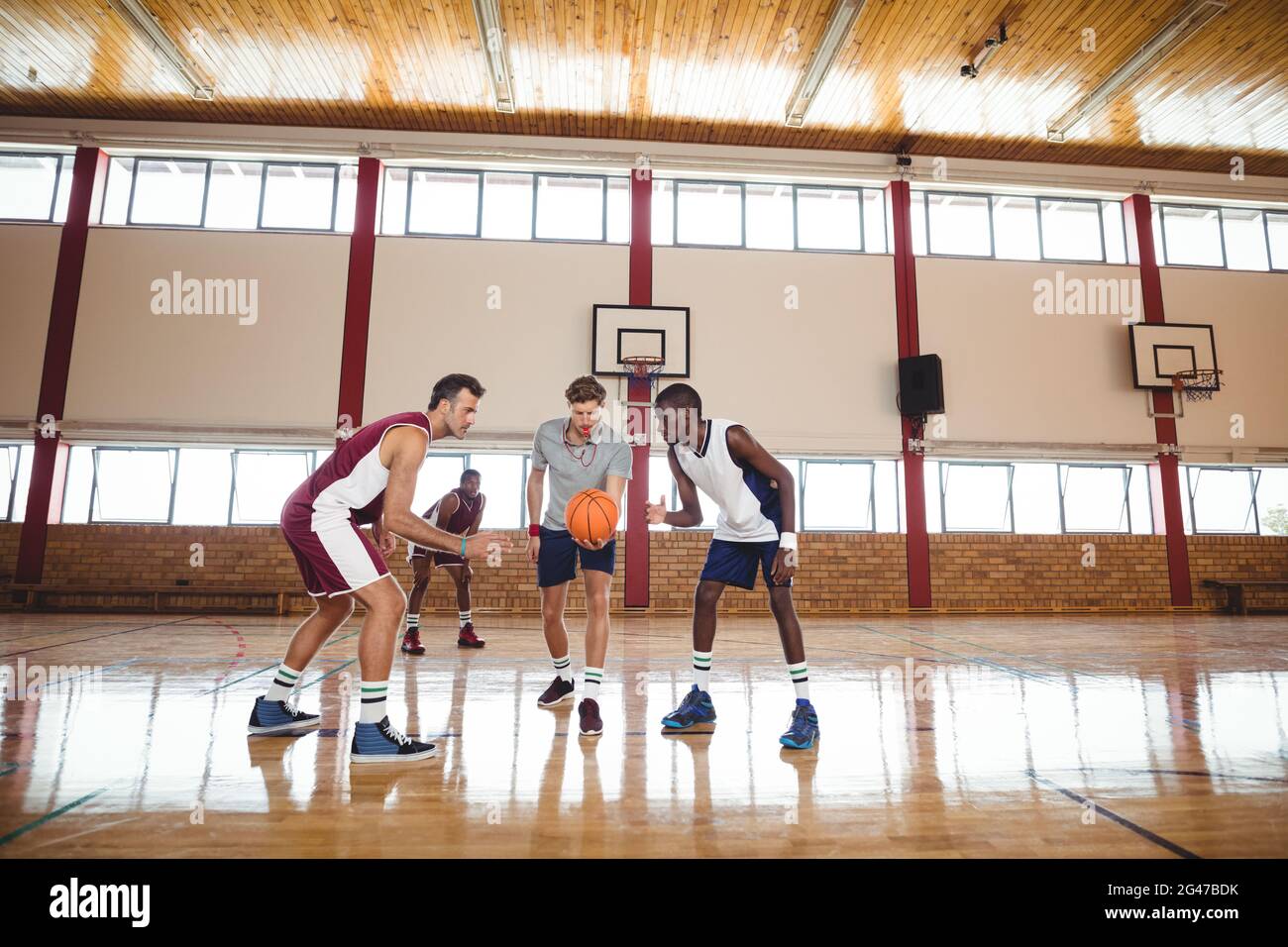 Basketball players ready for the jump ball Stock Photo - Alamy