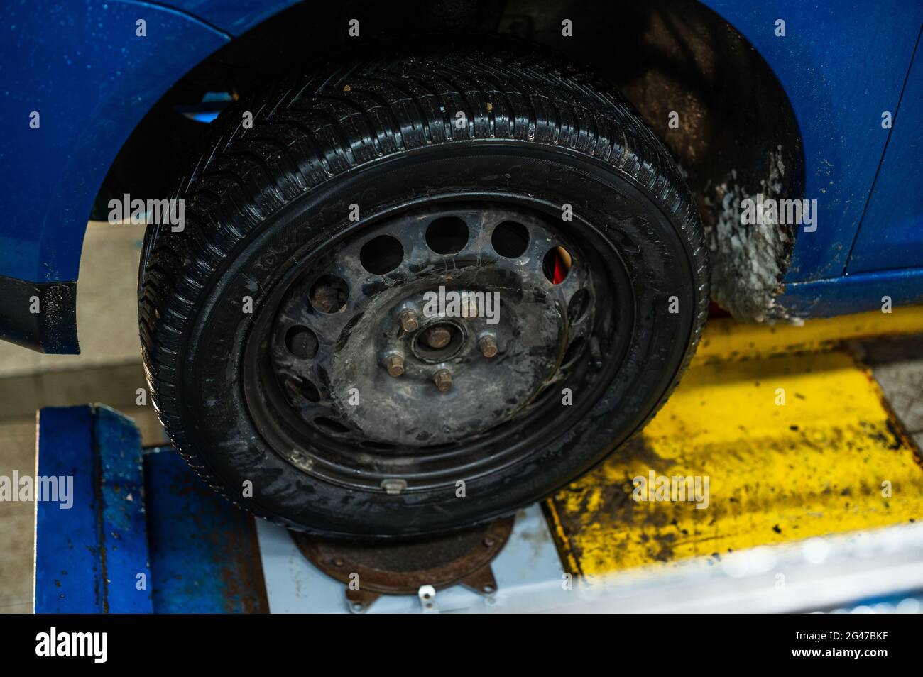 Car dealer garage hoist hi-res stock photography and images - Alamy