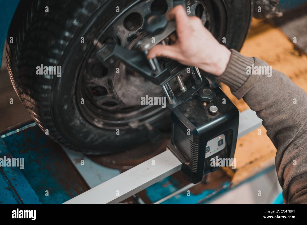 Car alignment platform hi-res stock photography and images - Alamy