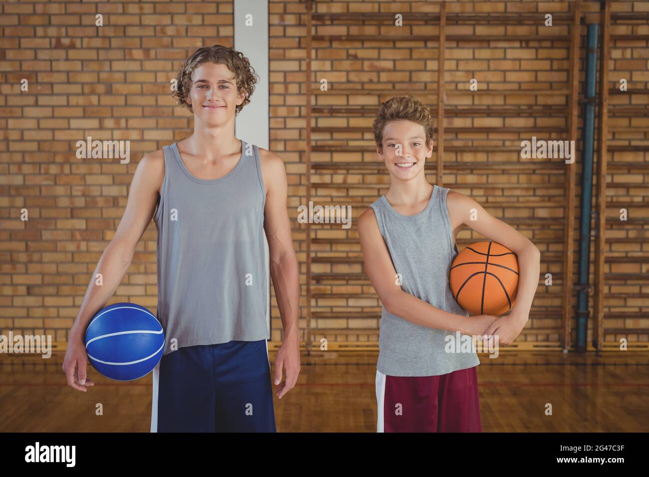 High school boys basketball hi-res stock photography and images - Alamy