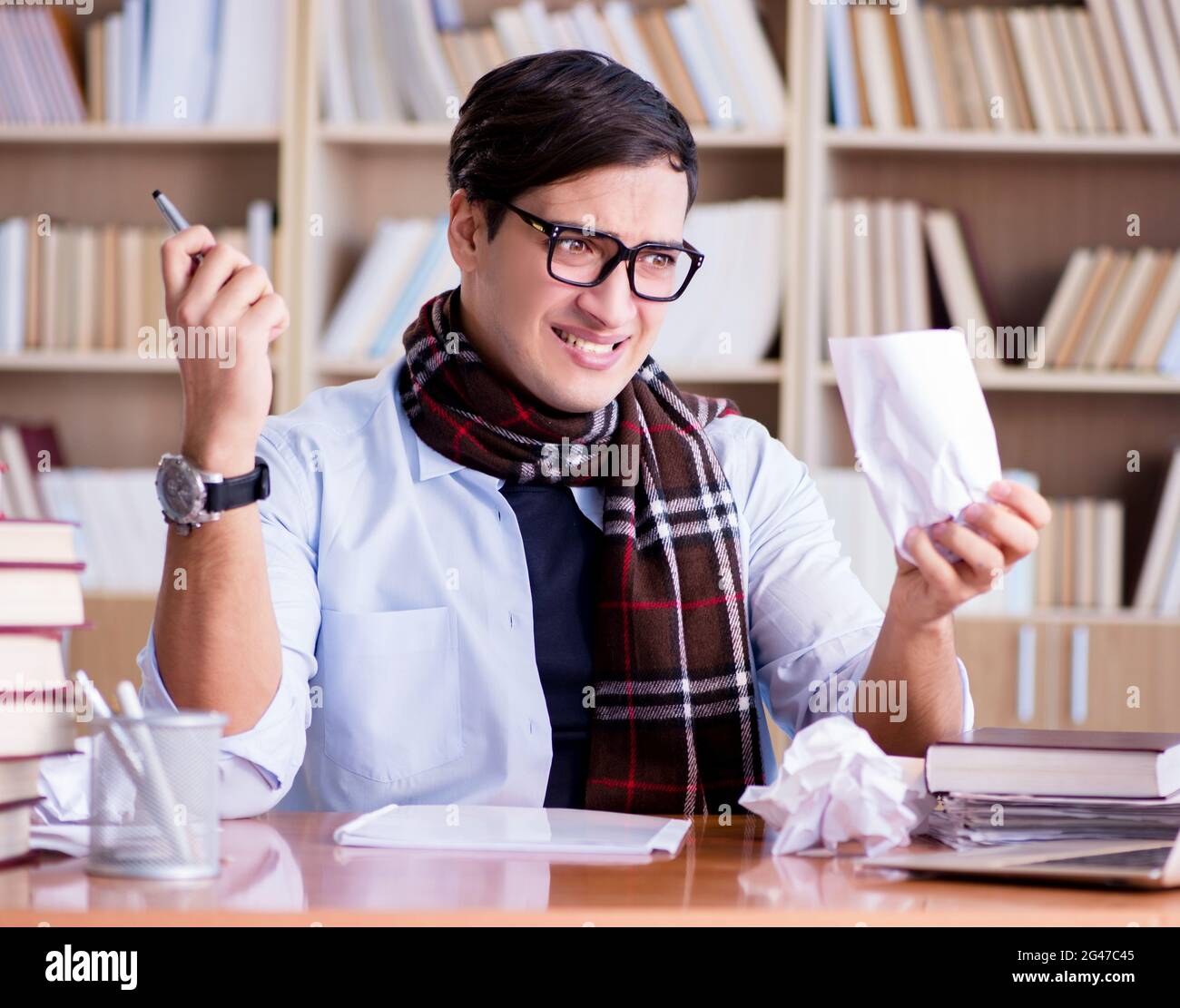 Struggling to study in library hi-res stock photography and images - Alamy