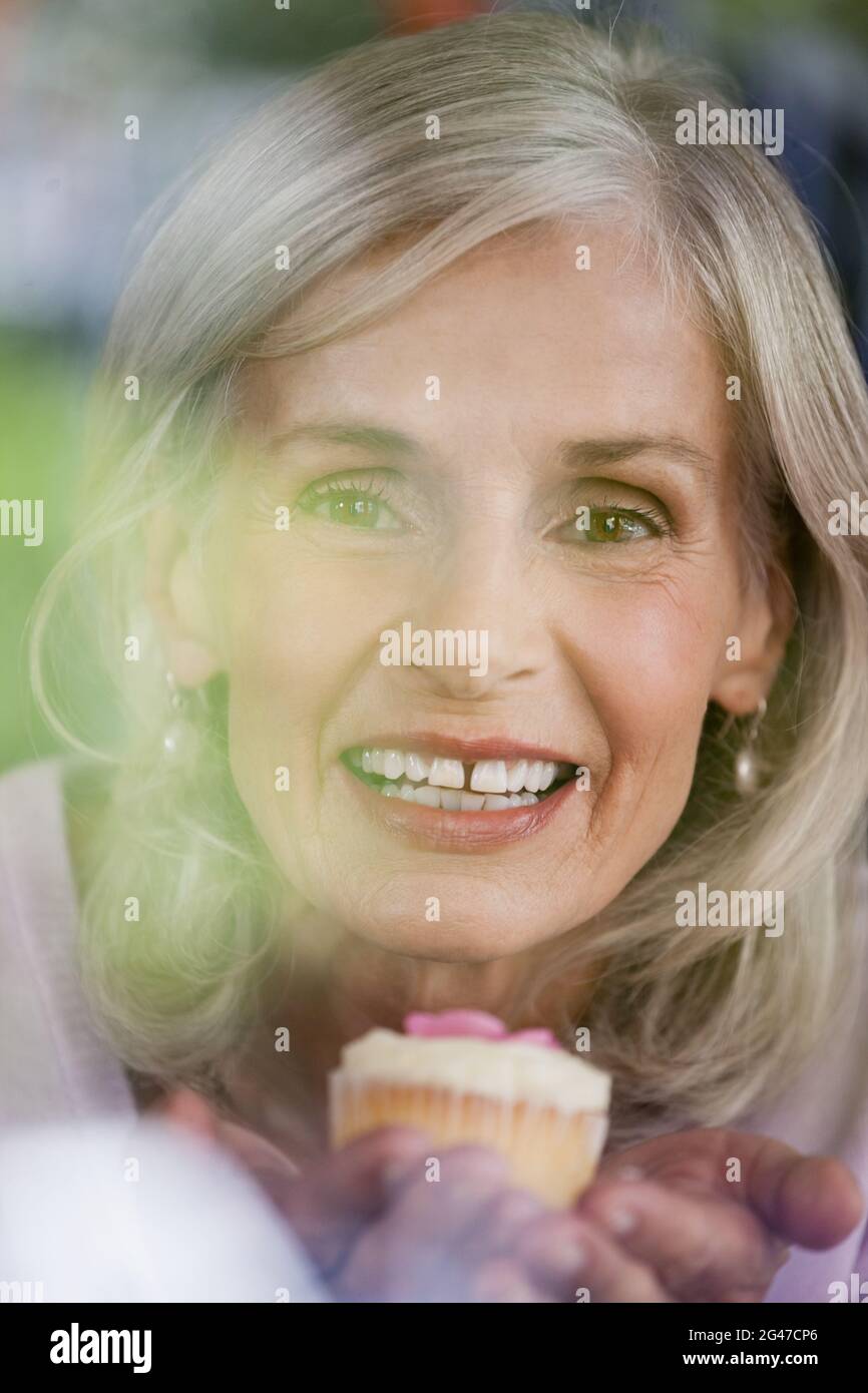 Smiling cupcake hi-res stock photography and images - Alamy