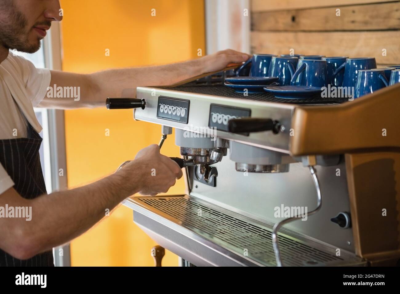 Waiter preparing coffee from coffee machine Stock Photo - Alamy