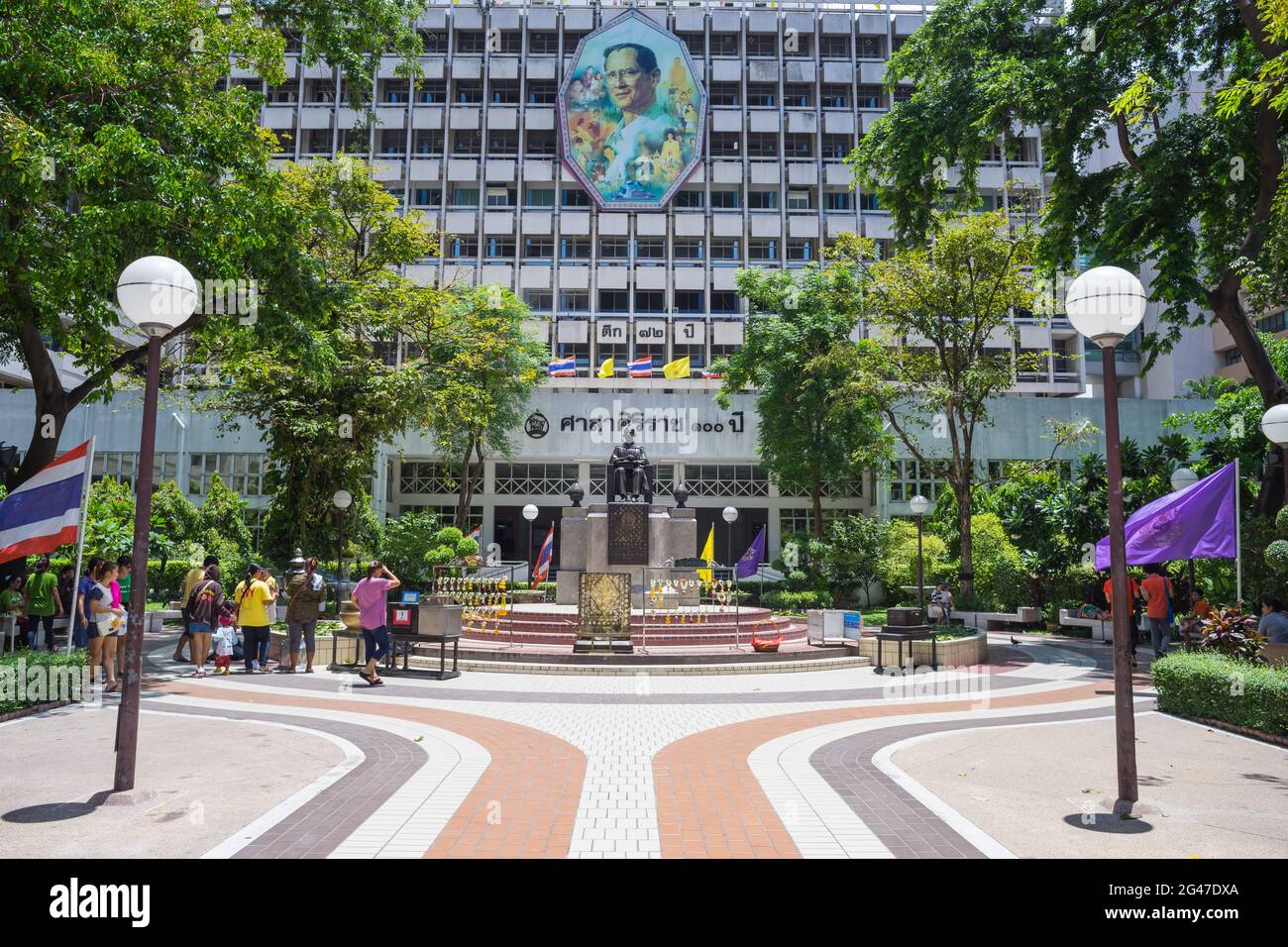 Prince Mahidol monument at center of Siriraj hospital in Bangkok ...