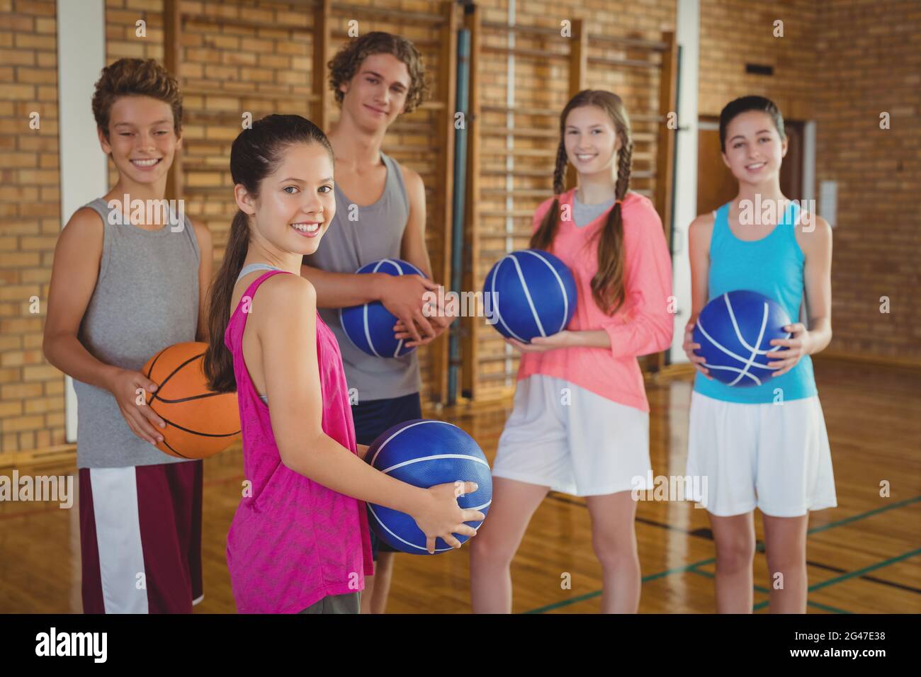 Group kids in basketball hi-res stock photography and images - Alamy