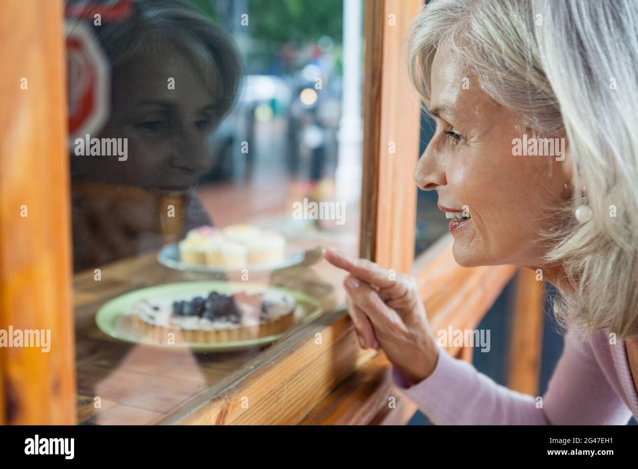 Food through the window hi-res stock photography and images - Alamy