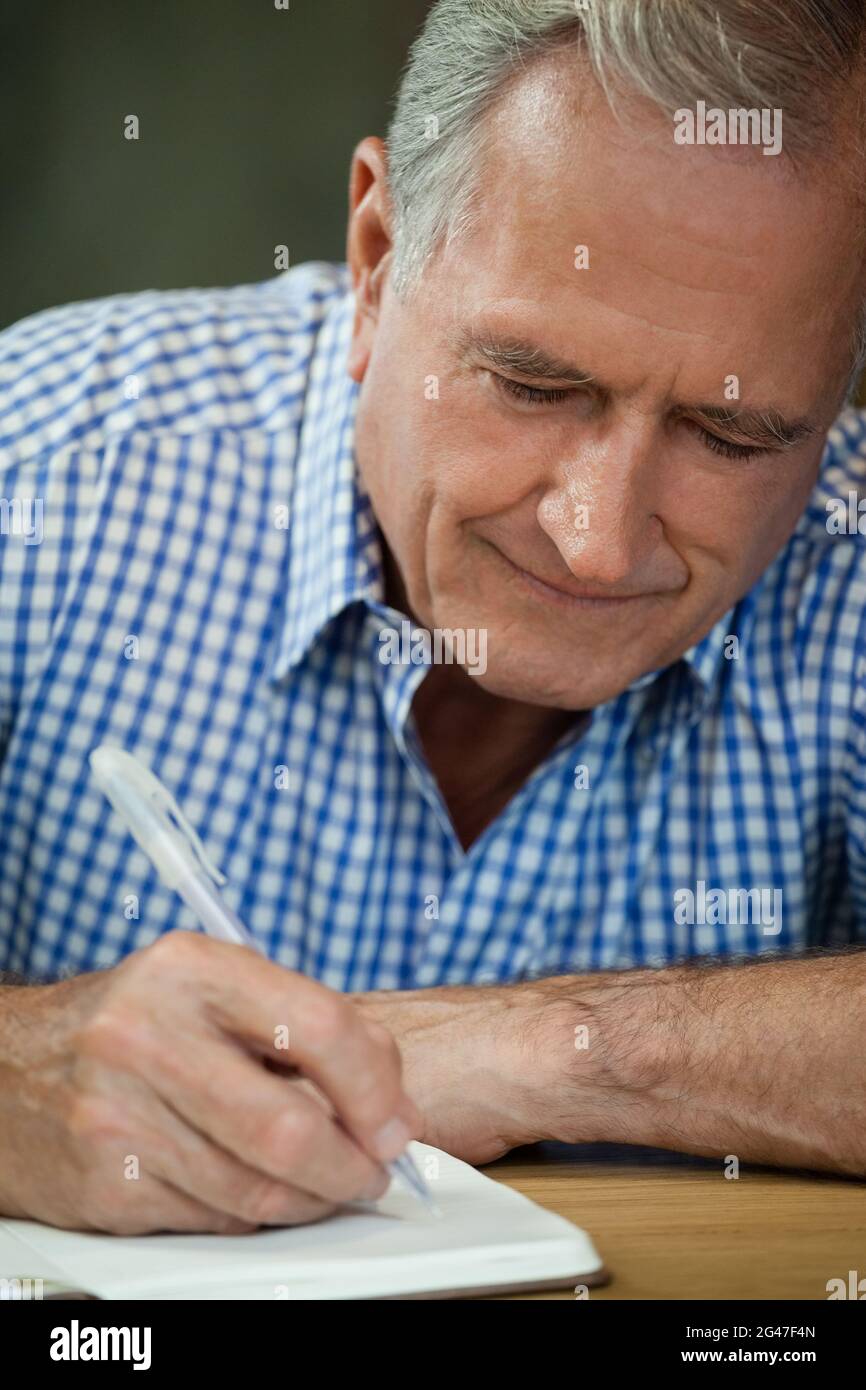 Close up senior man writing hi-res stock photography and images - Alamy