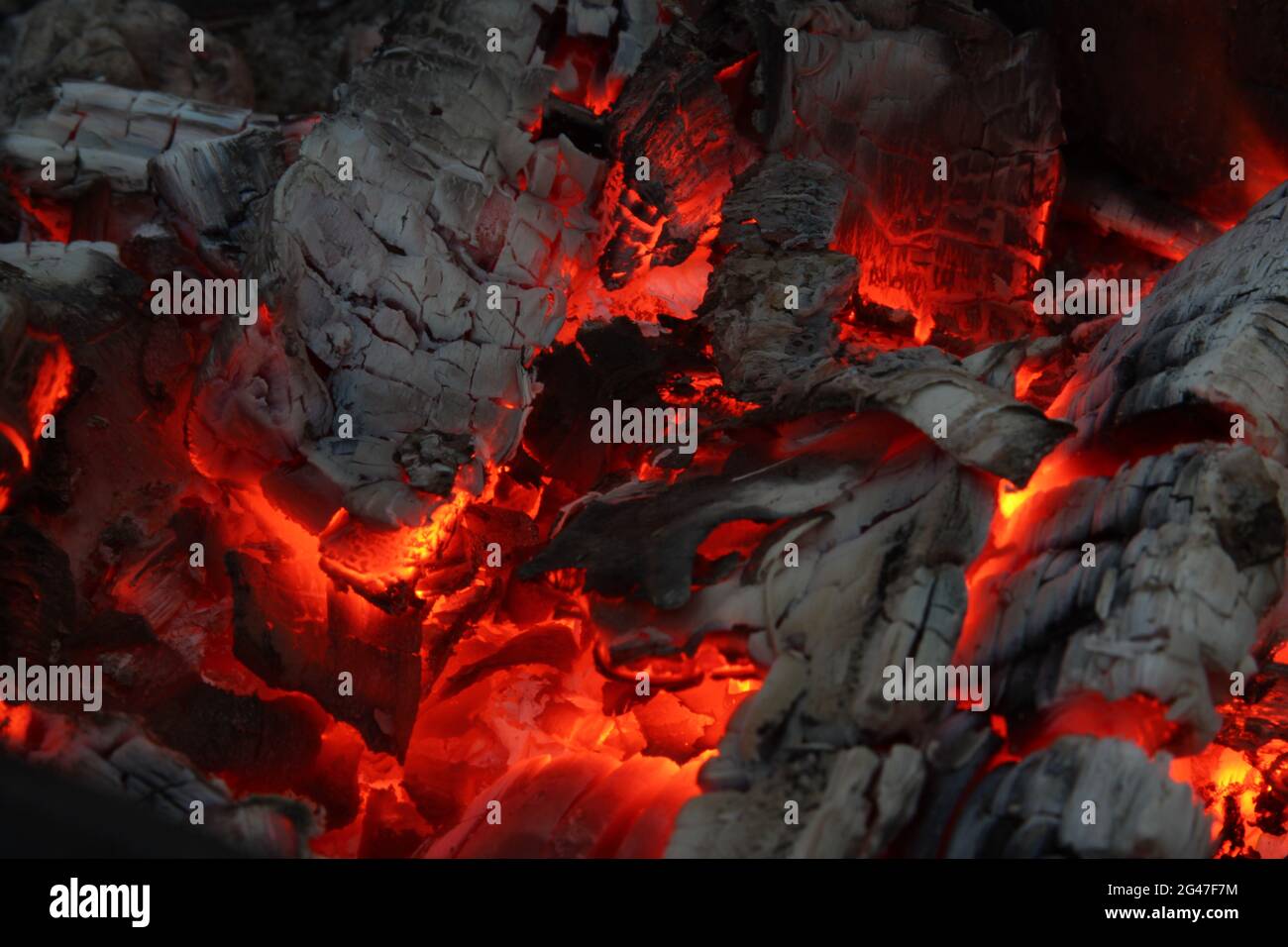 Smoldered logs burned in vivid fire close up. Atmospheric background ...
