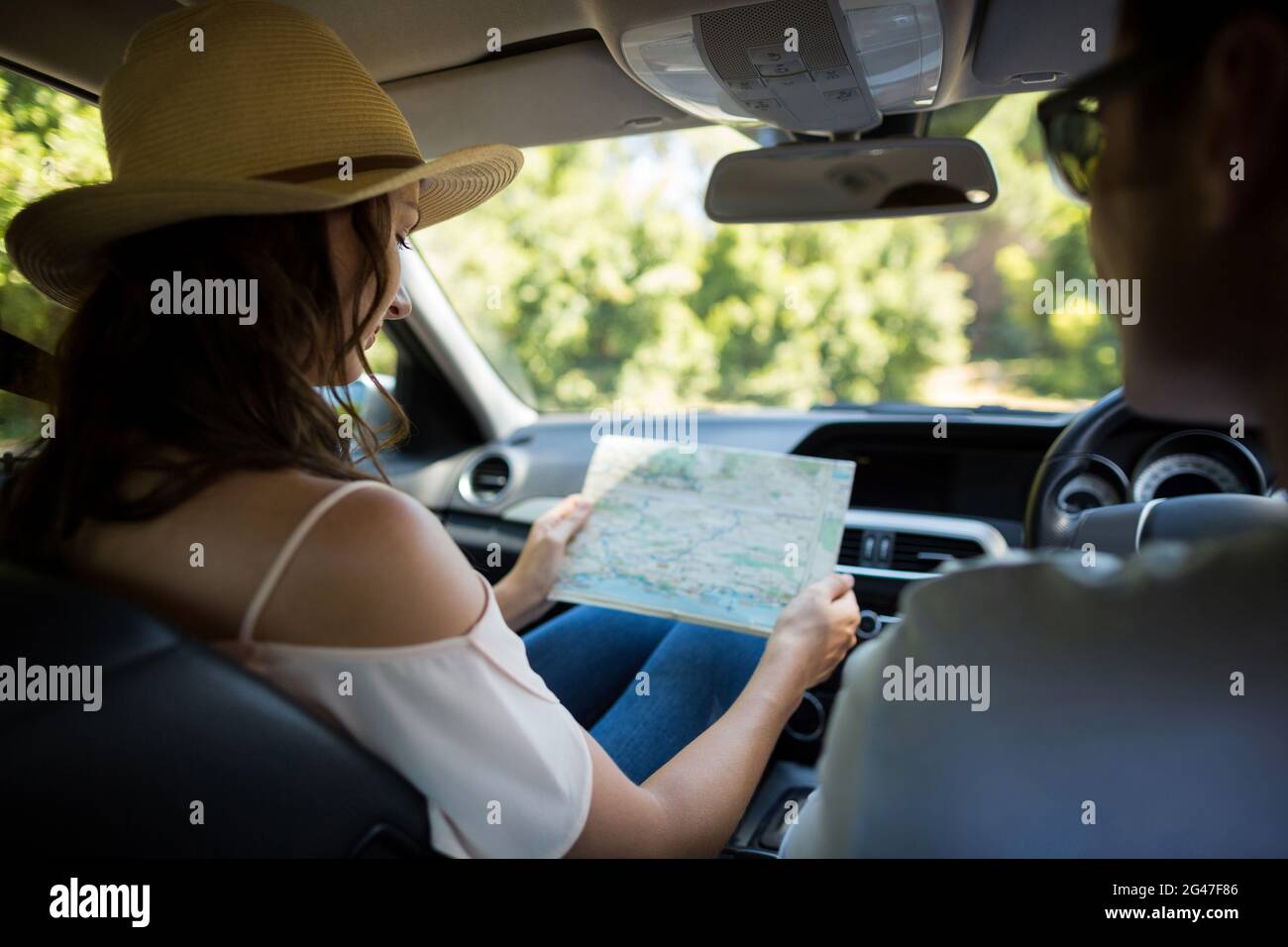 Reading map in car hi-res stock photography and images - Alamy