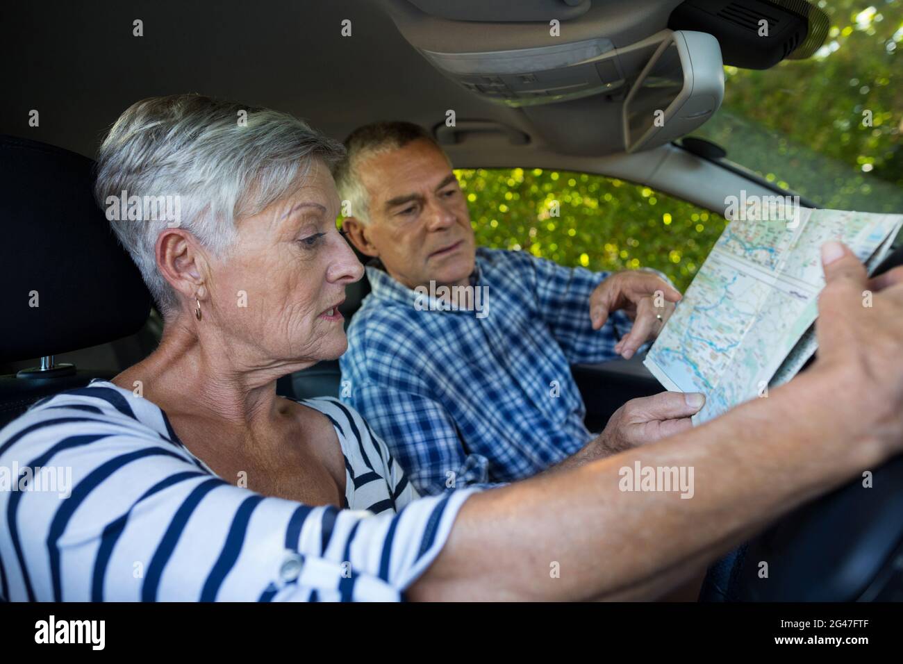 Reading map in car hi-res stock photography and images - Alamy
