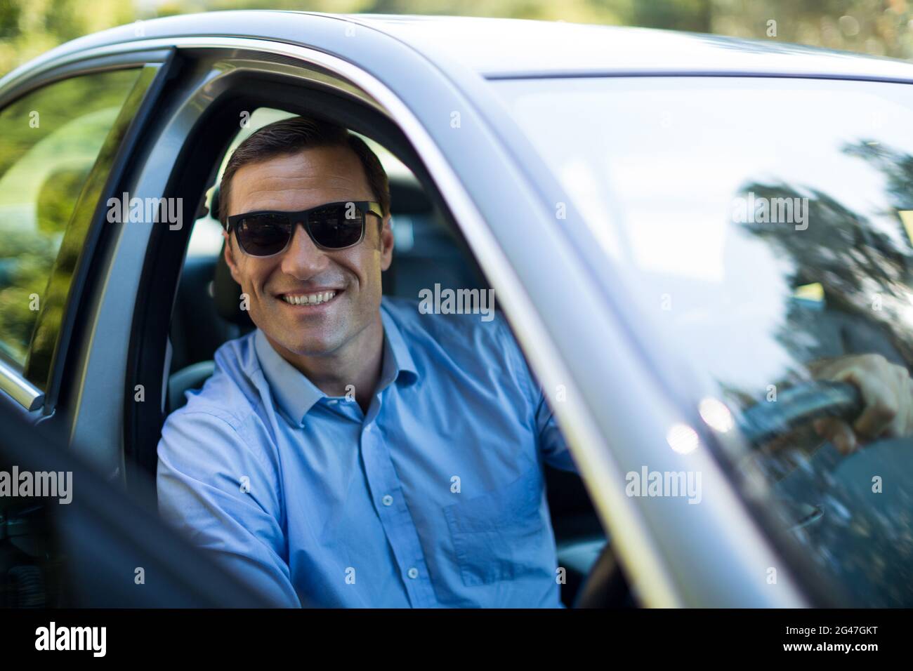 Man wearing sunglasses driving car hi-res stock photography and images ...