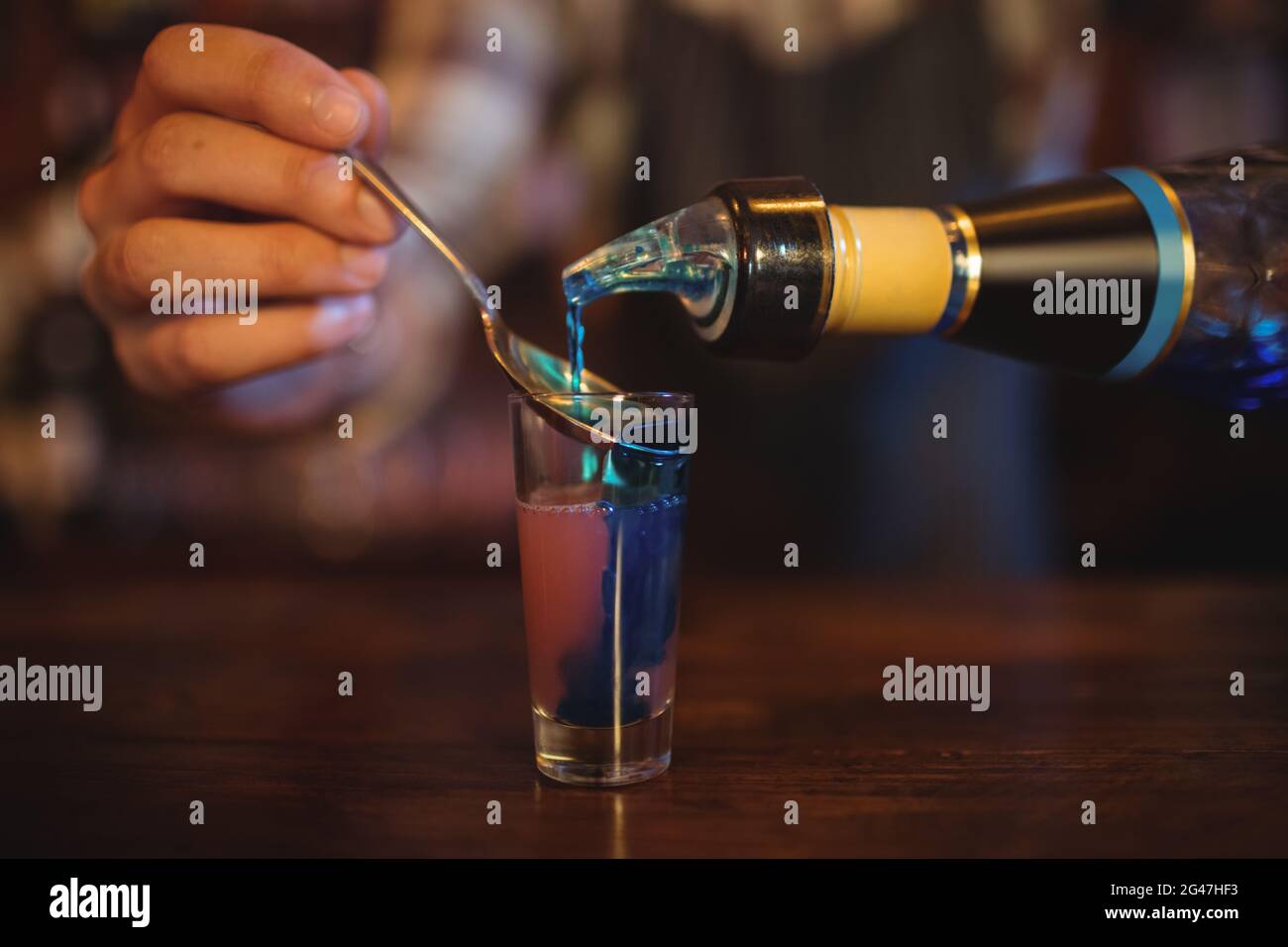 Waiter pouring cocktail drink hi-res stock photography and images - Alamy
