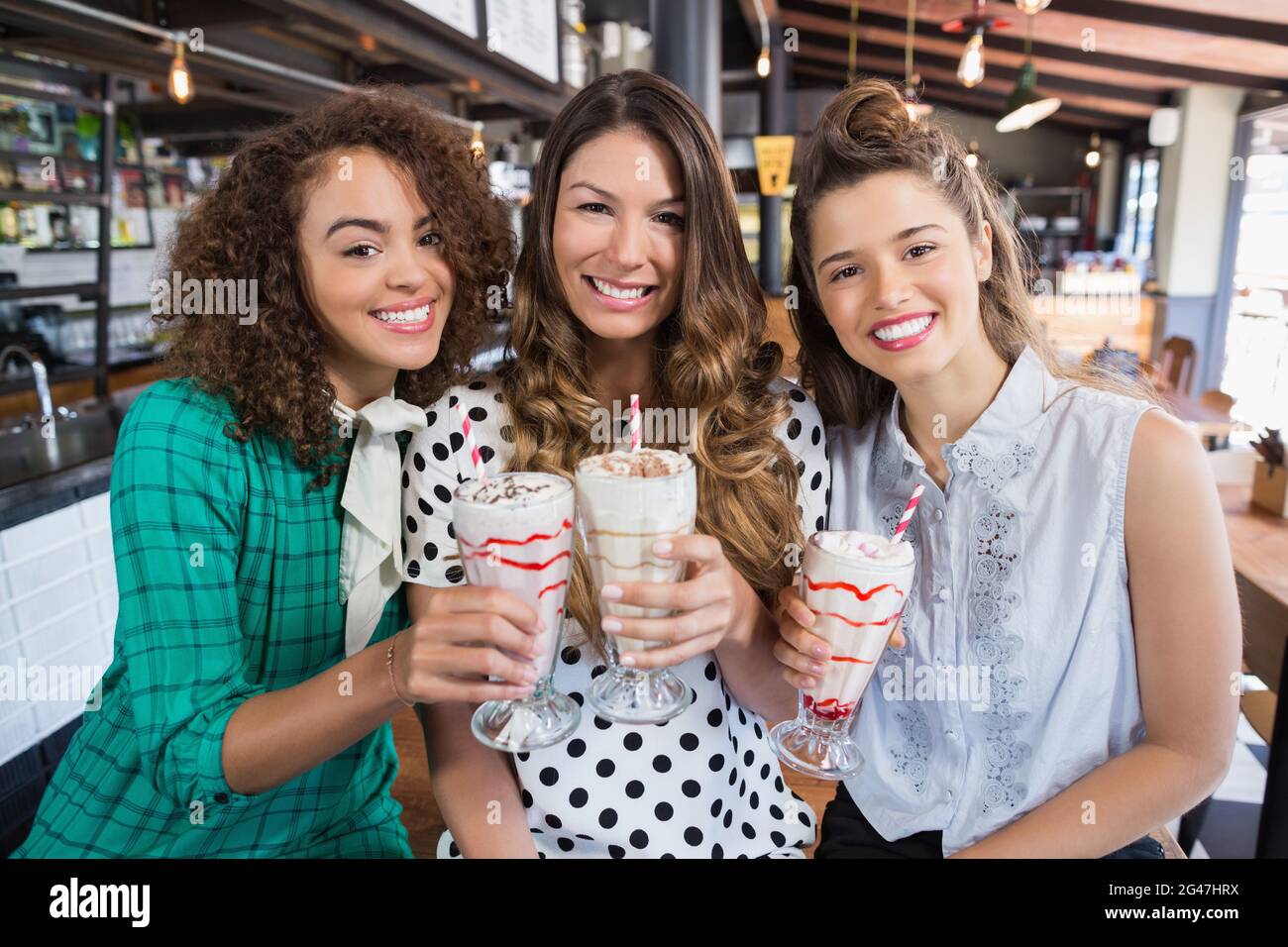 Happy friends drinks posing hi-res stock photography and images - Alamy