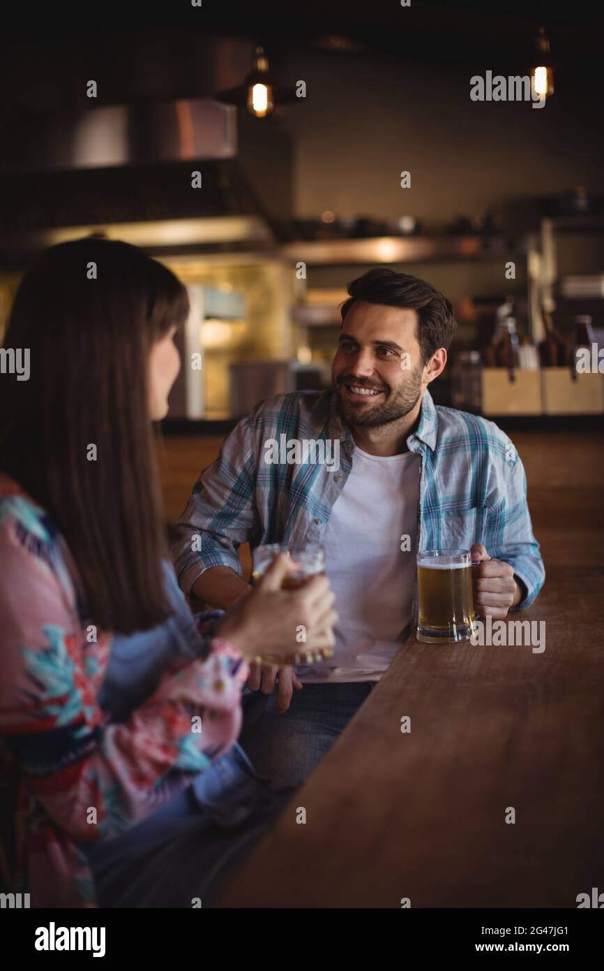 Couple food counter burger hi-res stock photography and images - Alamy