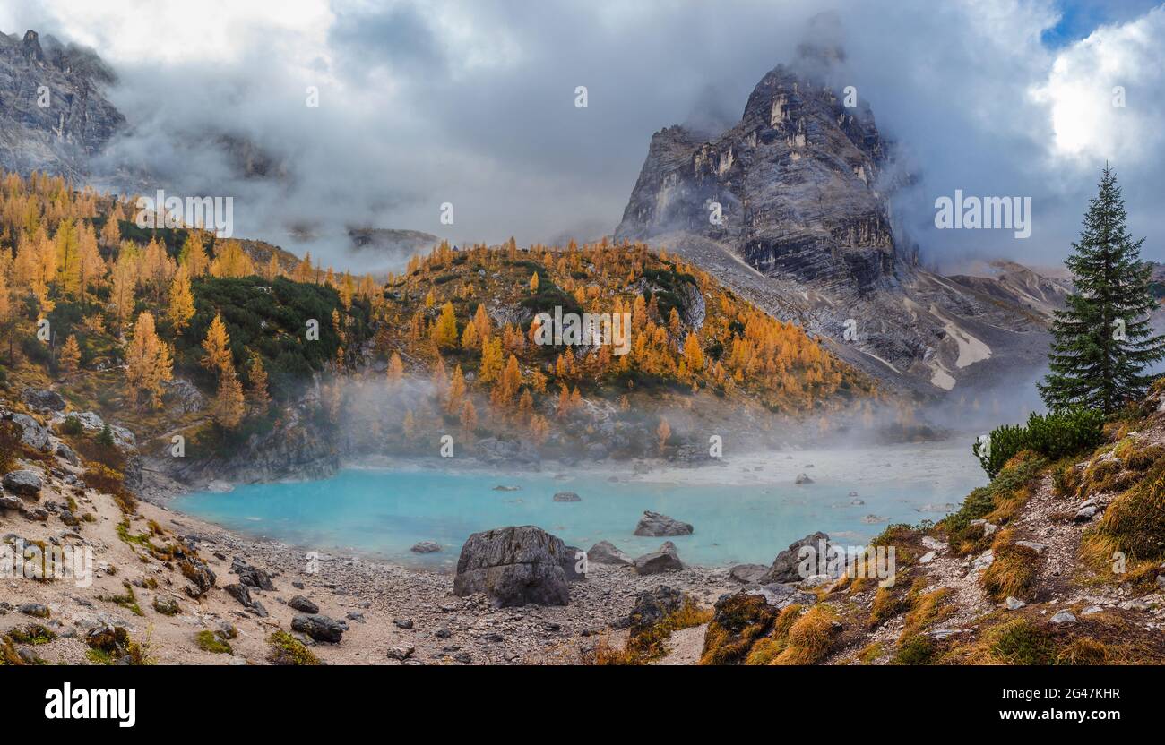 The mountain lake Lago di Sorapiss in Dolomite Alps, Italy, with ...