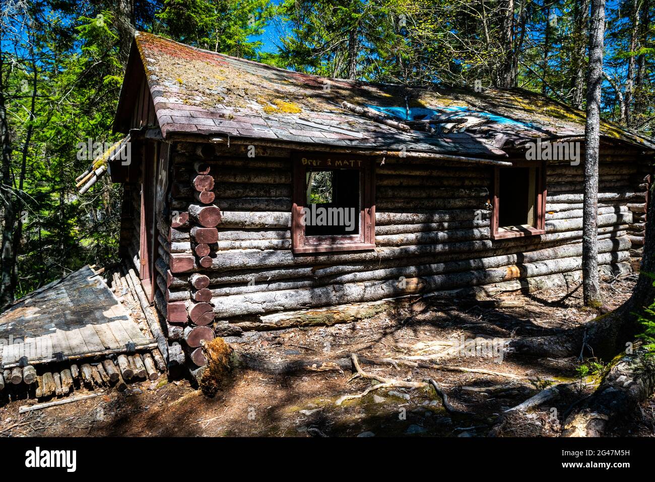 Old abandoned log cabin in hi-res stock photography and images - Alamy