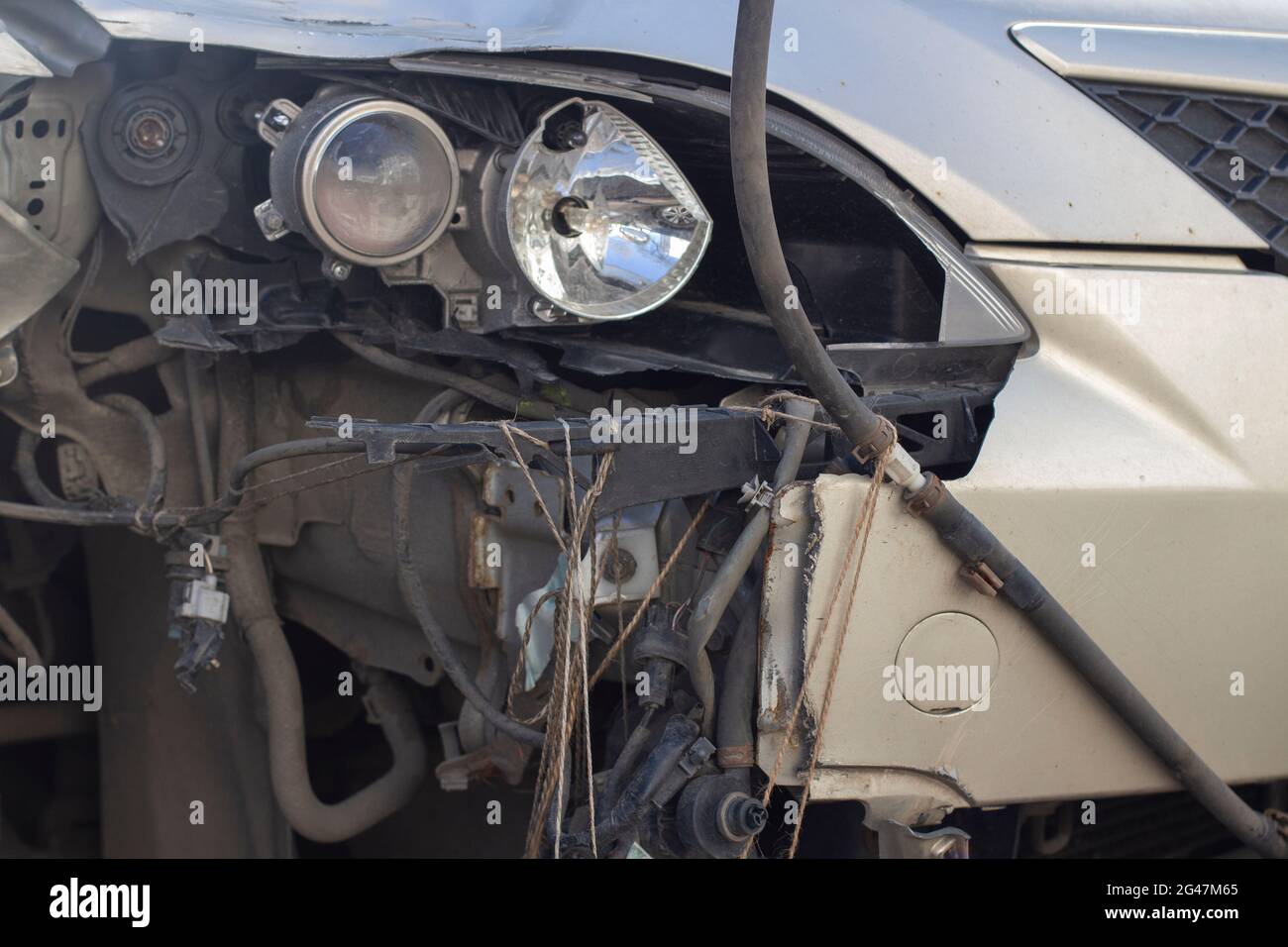 Car accident damaged headlight hi-res stock photography and images - Alamy