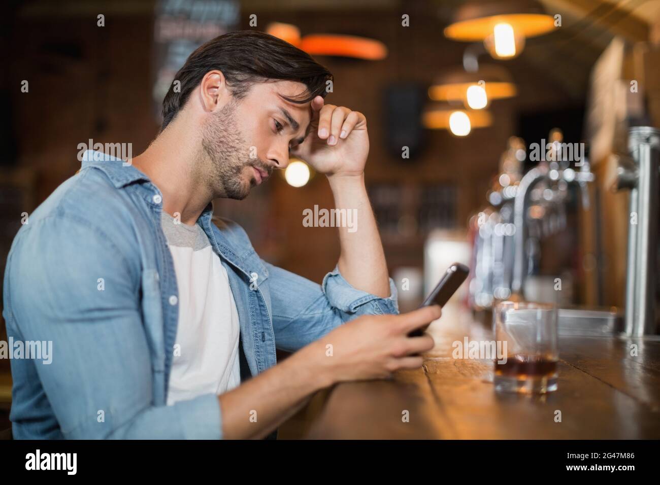 Sad man table in pub hi-res stock photography and images - Alamy