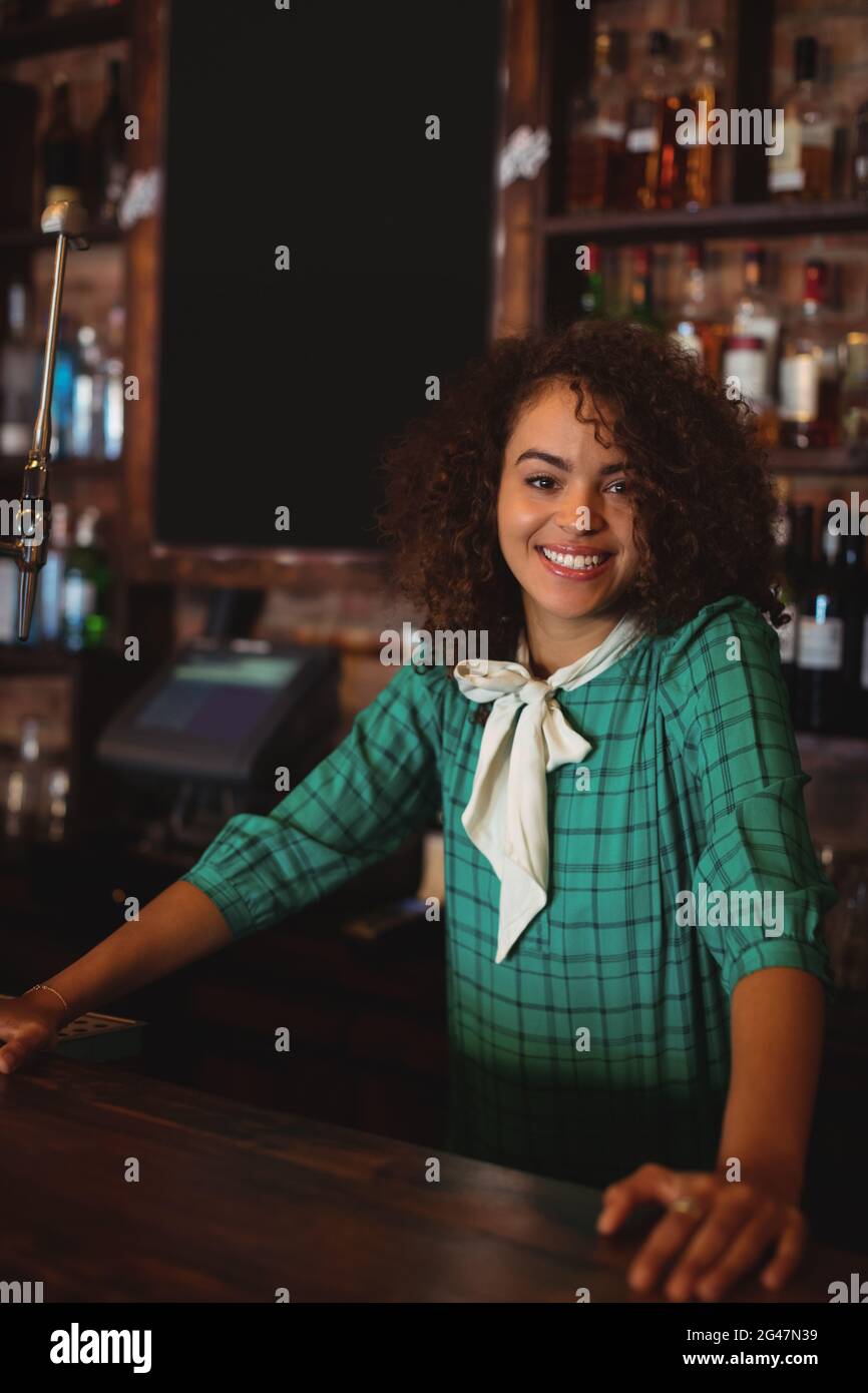 Female bar tender hi-res stock photography and images - Alamy