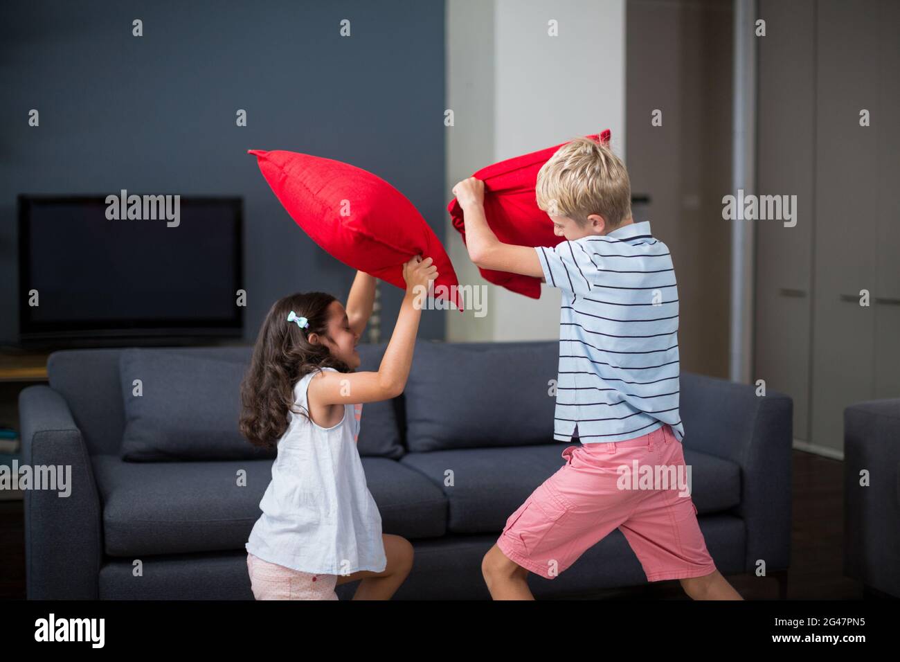 Siblings fight boy hi-res stock photography and images - Alamy