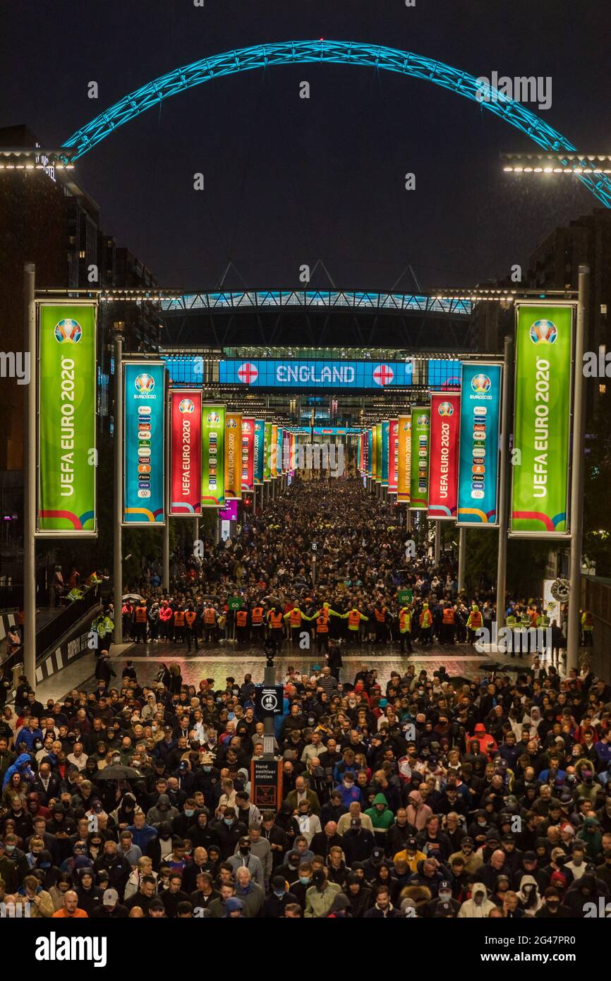 Wembley stadium fans 2020 hi-res stock photography and images - Alamy