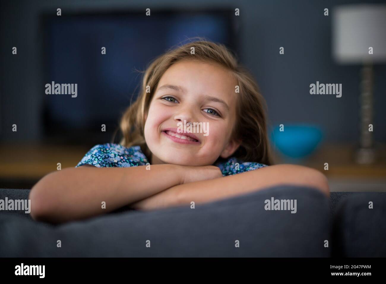 Pretty girl relaxing smiling camera hi-res stock photography and images ...