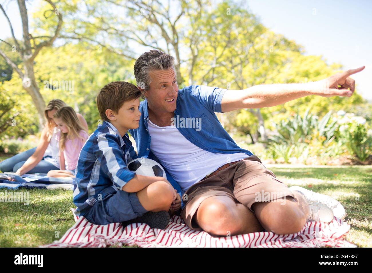 Boy pointing to distance hi-res stock photography and images - Alamy