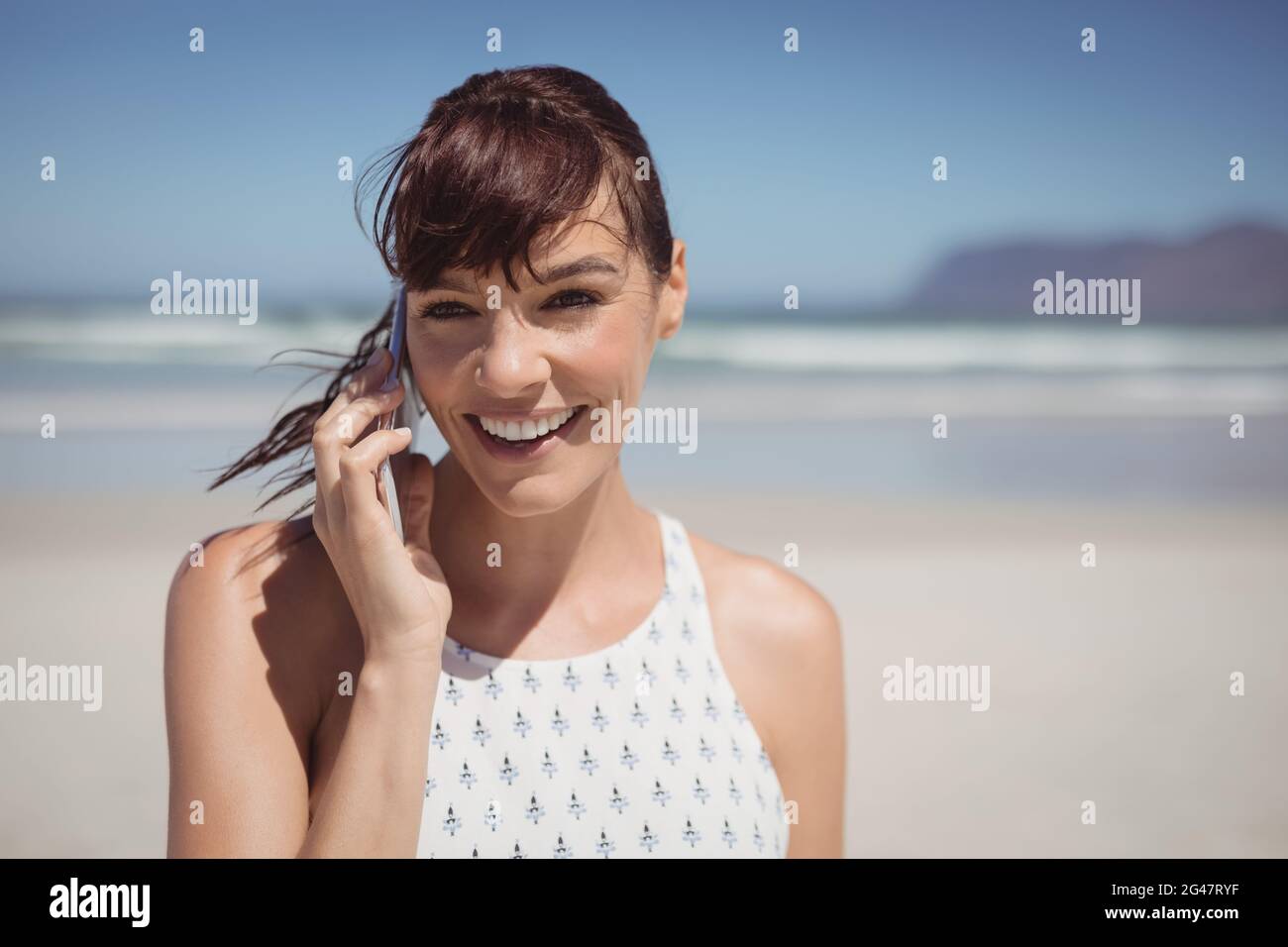 Woman talking on cellphone beach hi-res stock photography and images ...