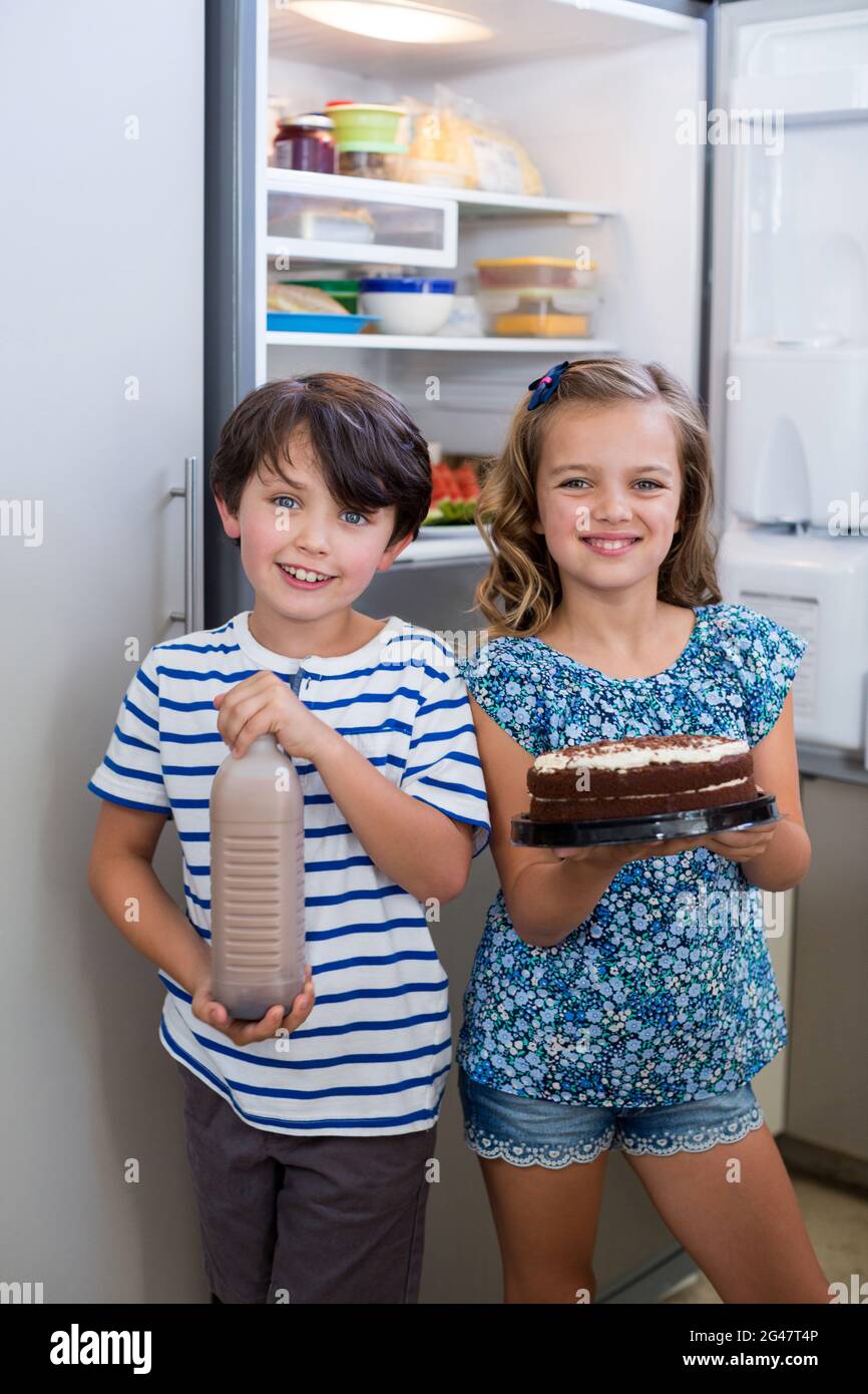 Siblings holding cake hi-res stock photography and images - Alamy