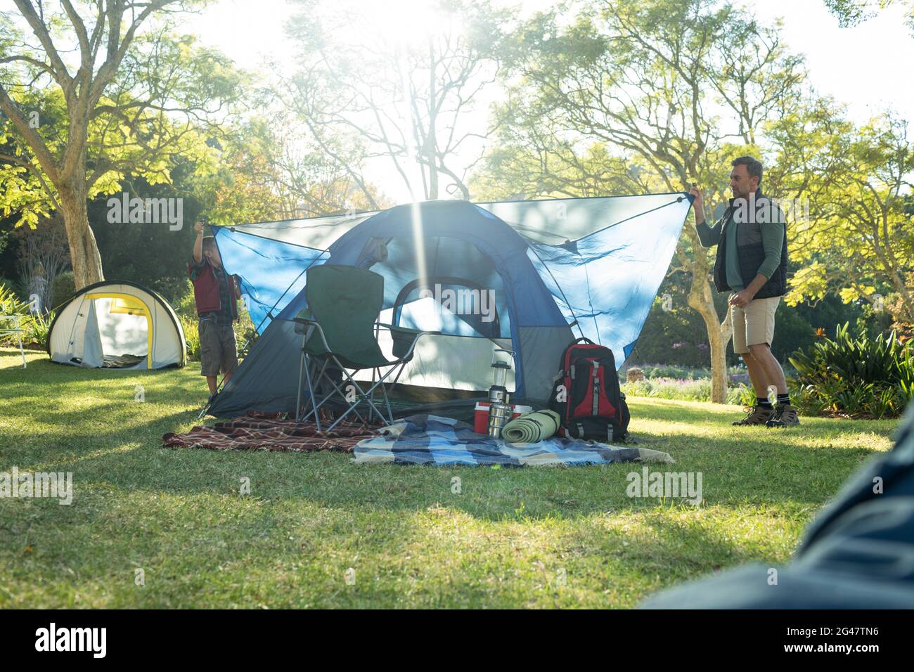 Family setting up campsite hi-res stock photography and images - Alamy