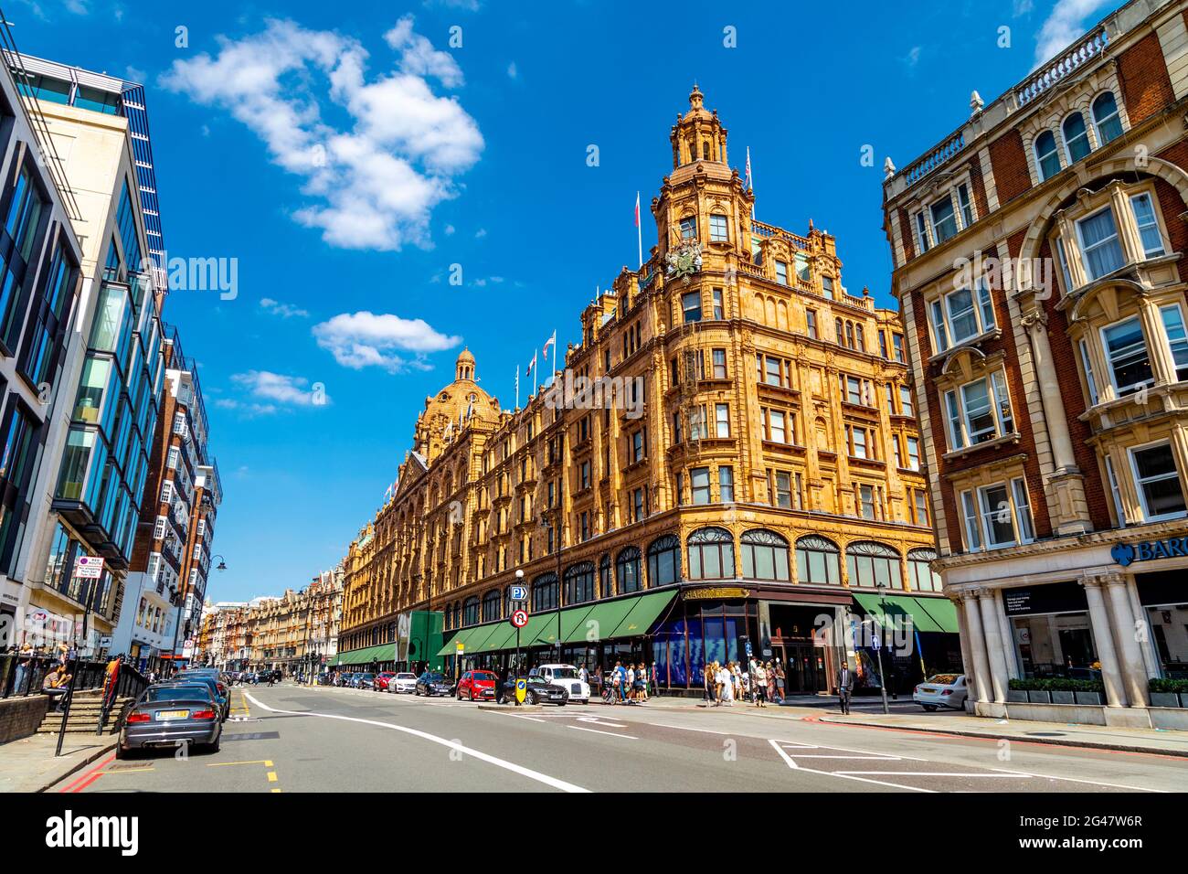 Harrods london exterior hi-res stock photography and images - Alamy