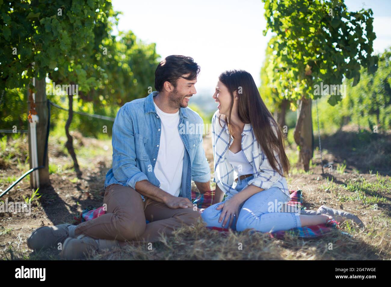 Laughing couple leaning white hi-res stock photography and images - Alamy