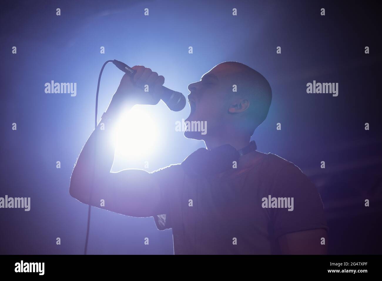 Singer performing nightclub hi-res stock photography and images - Alamy