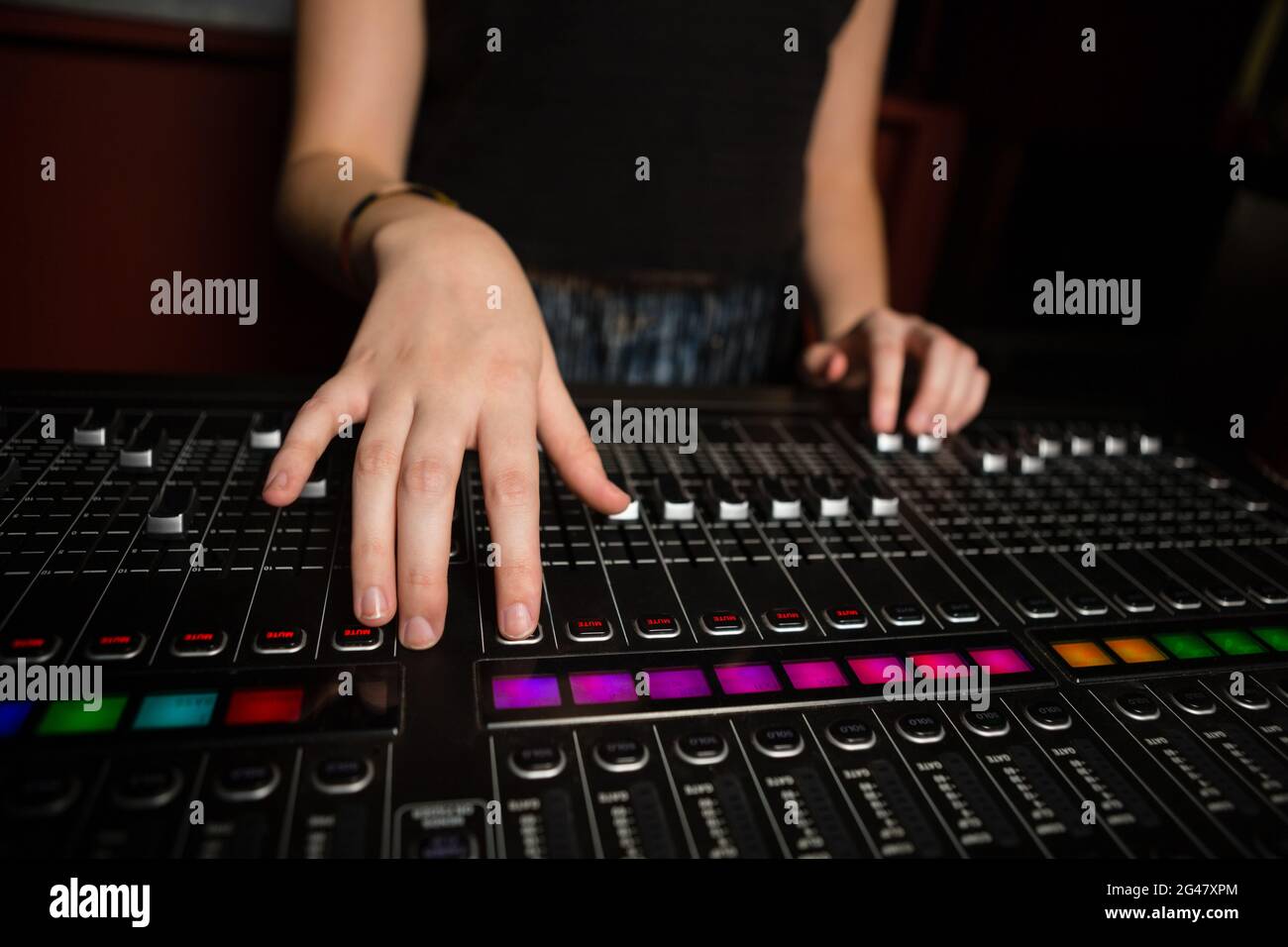 Female audio engineer hi-res stock photography and images - Alamy