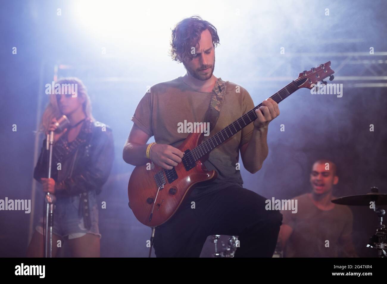 Female singer male guitarist hi-res stock photography and images - Alamy