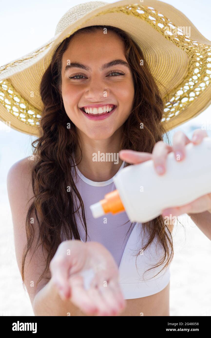 Pouring sun cream hi-res stock photography and images - Alamy