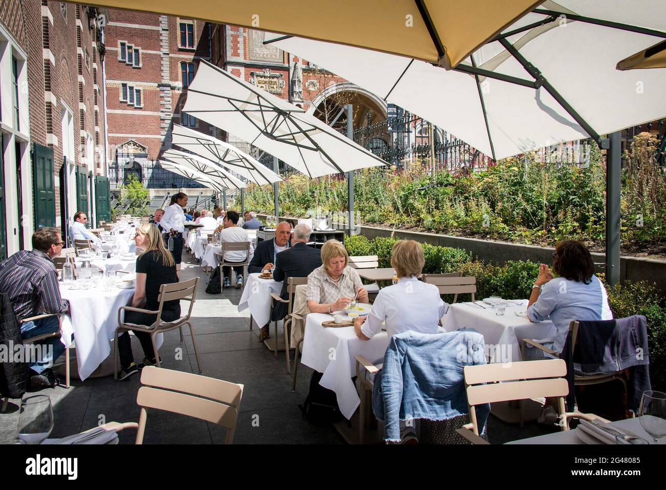 Guests dining on terrace hi-res stock photography and images - Alamy