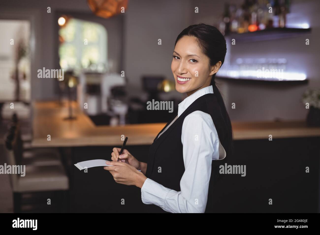 Waitress writing order hi-res stock photography and images - Alamy