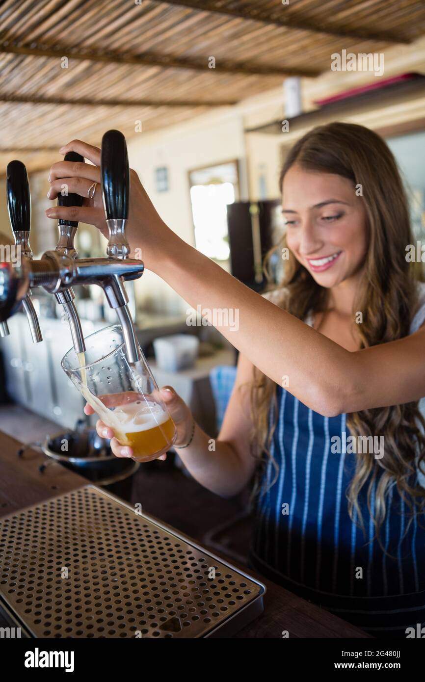 Barmaid pouring beer hi-res stock photography and images - Alamy