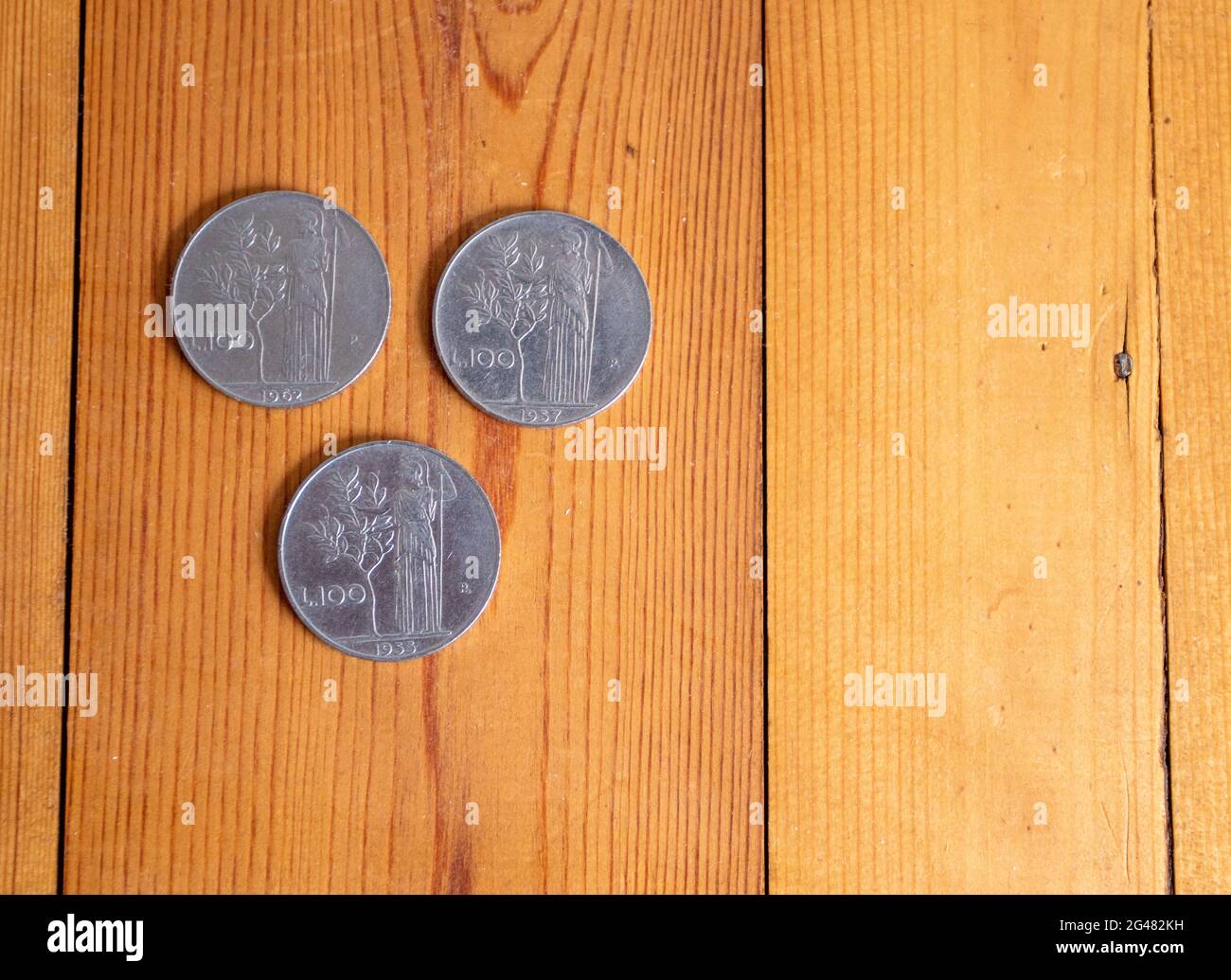 100 lira italian coin hi-res stock photography and images - Alamy