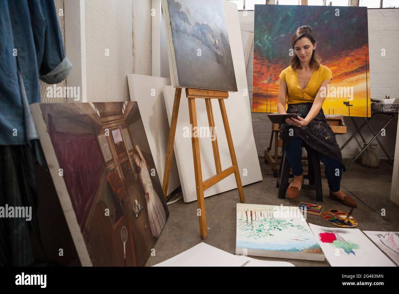 Woman painting using watercolor paint hi-res stock photography and ...