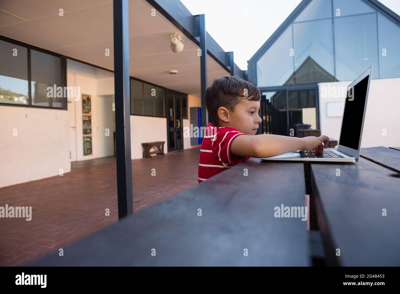 Using technolgy hi-res stock photography and images - Alamy