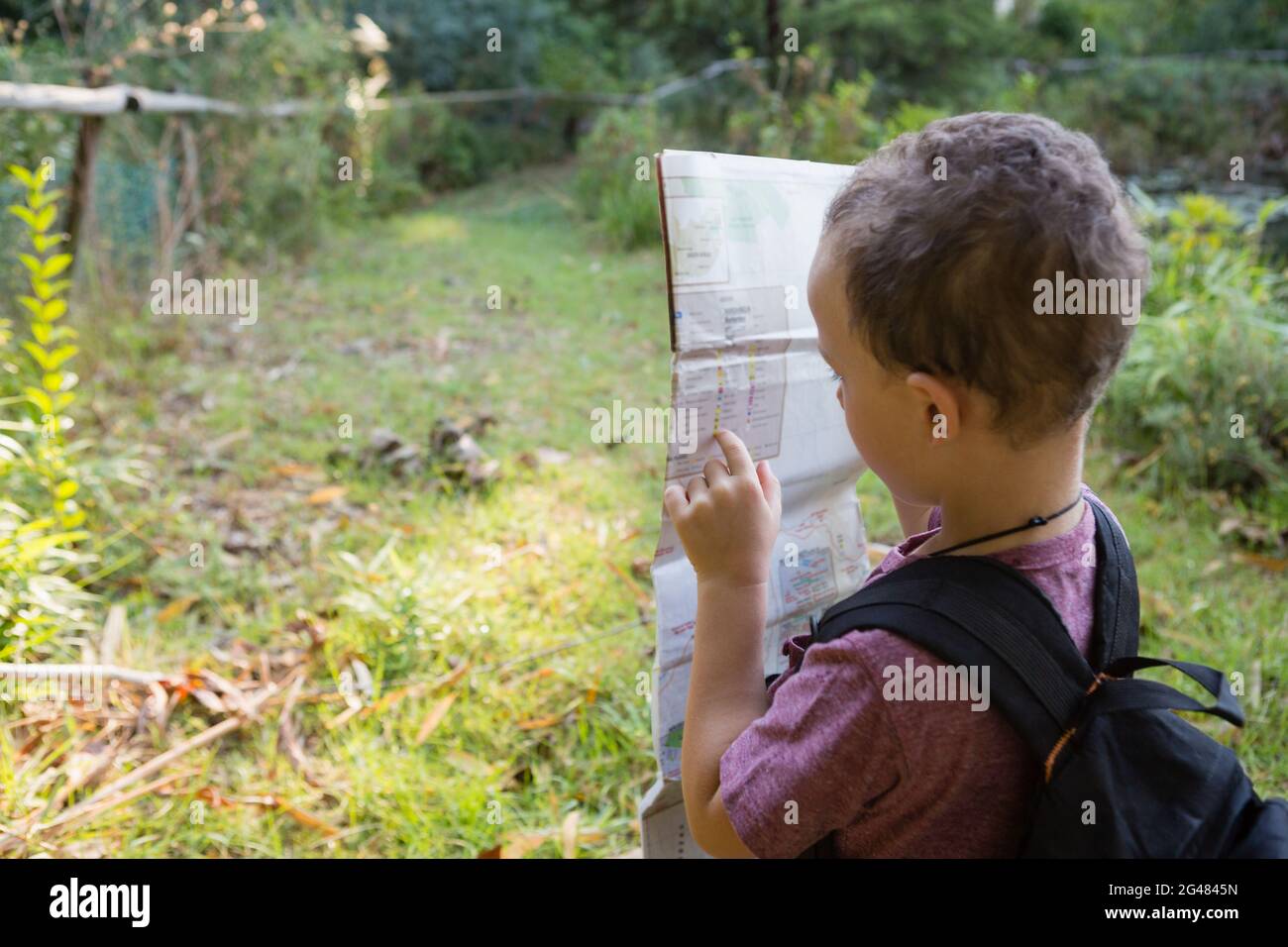 Boy reading map hi-res stock photography and images - Alamy