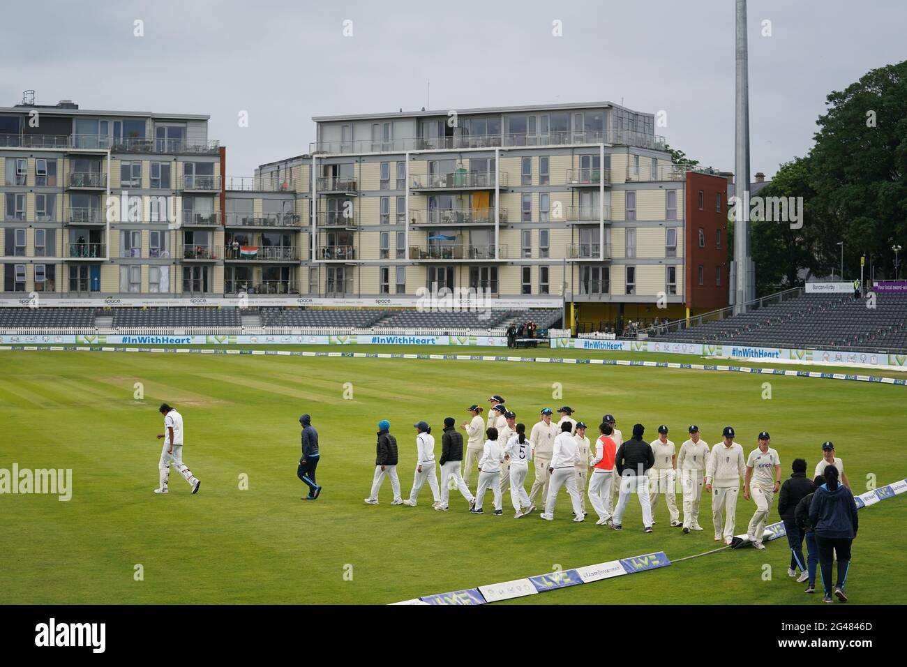 Cricket players shake hands hi-res stock photography and images - Alamy
