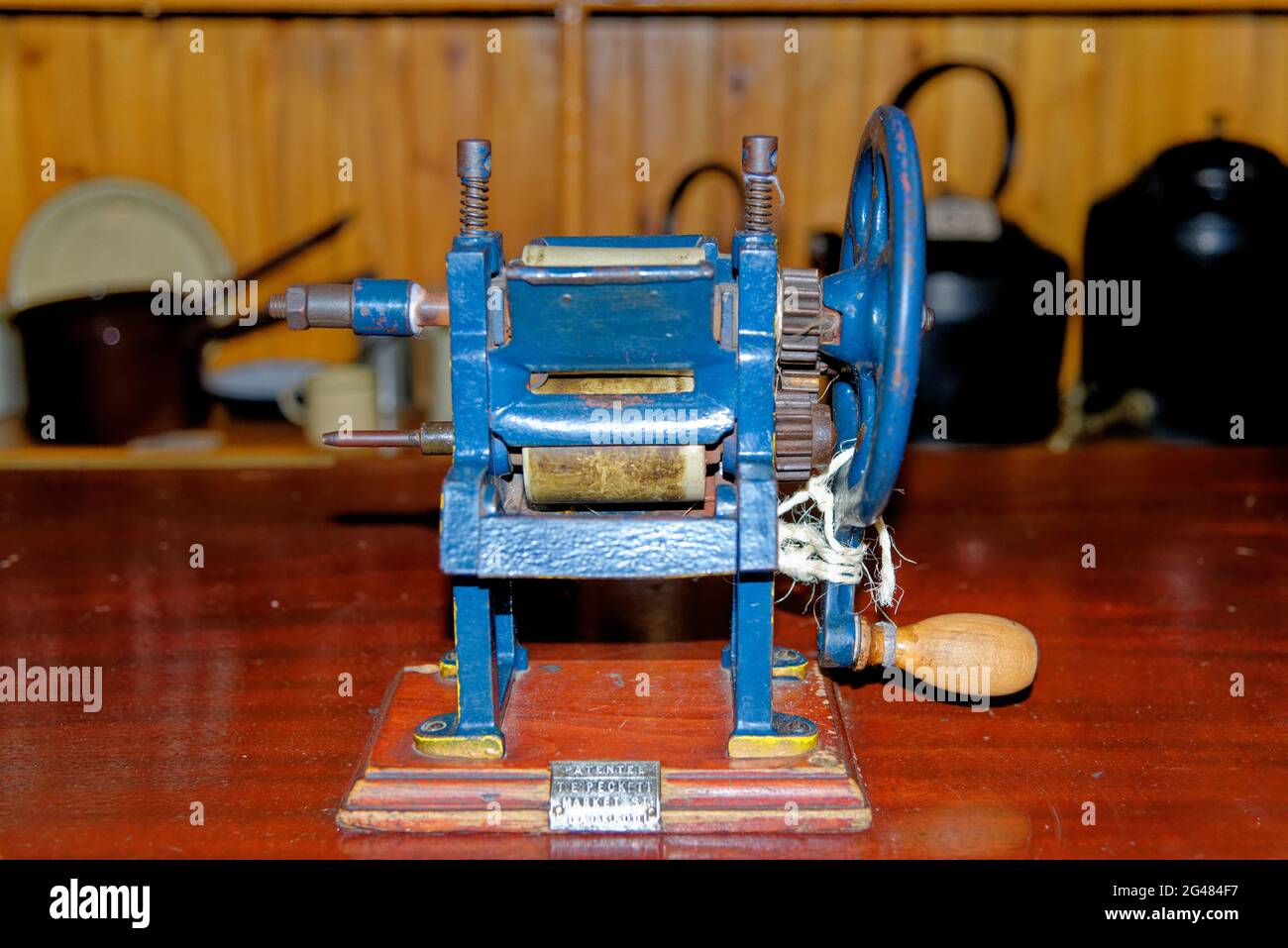 Vintage italian pasta making machine hi-res stock photography and ...