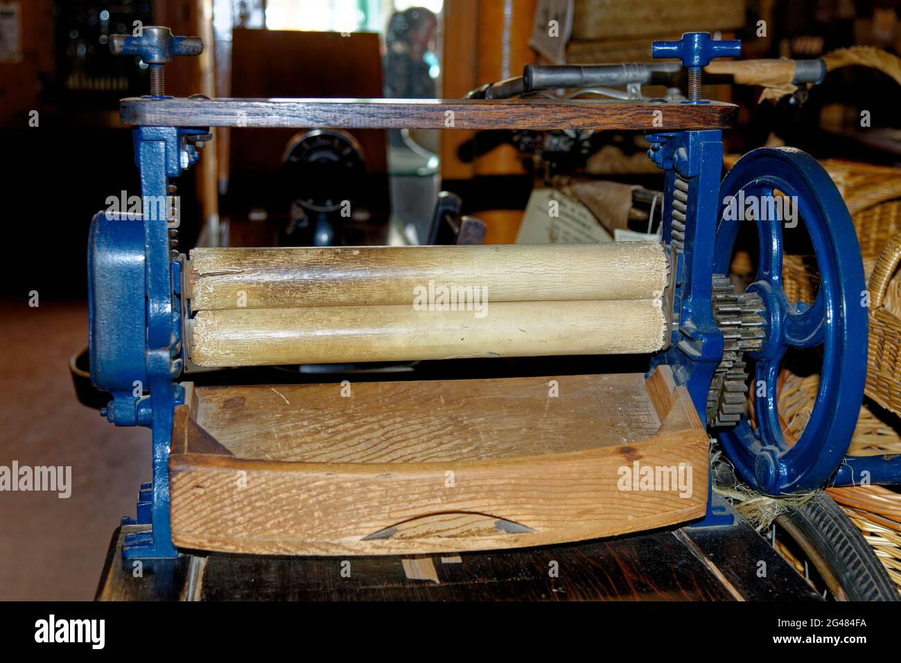 Vintage italian pasta making machine hi-res stock photography and ...