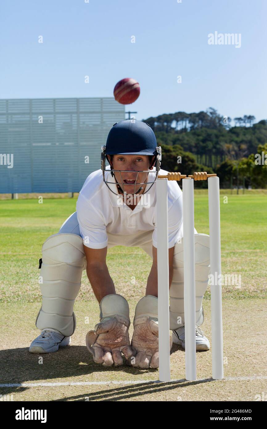 Crouching behind hi-res stock photography and images - Alamy
