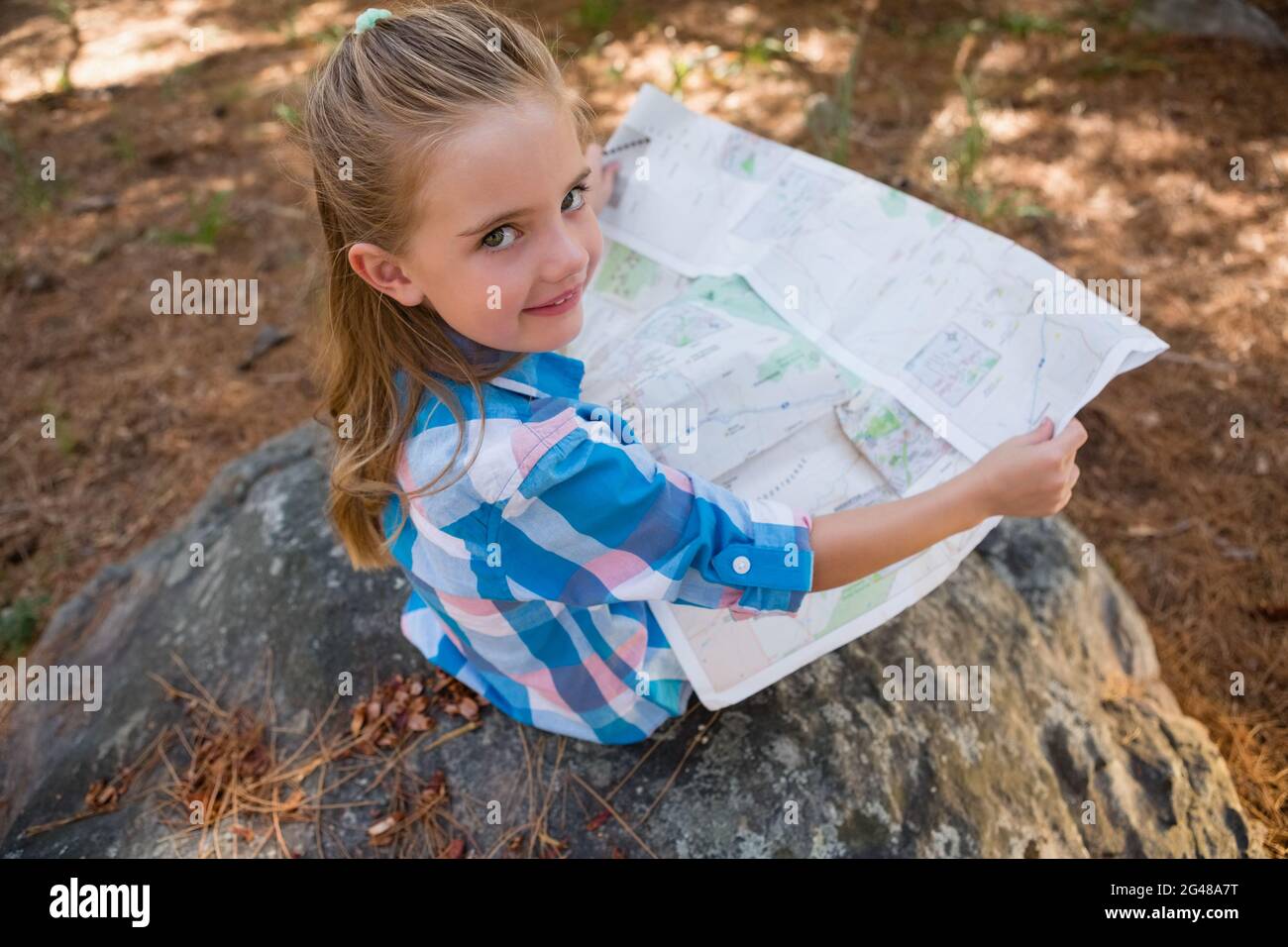 Child reading map hi-res stock photography and images - Alamy