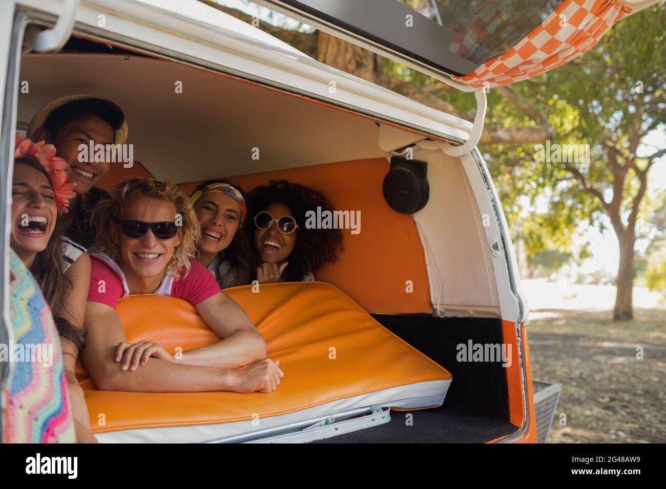 Happy friends in camper van Stock Photo - Alamy